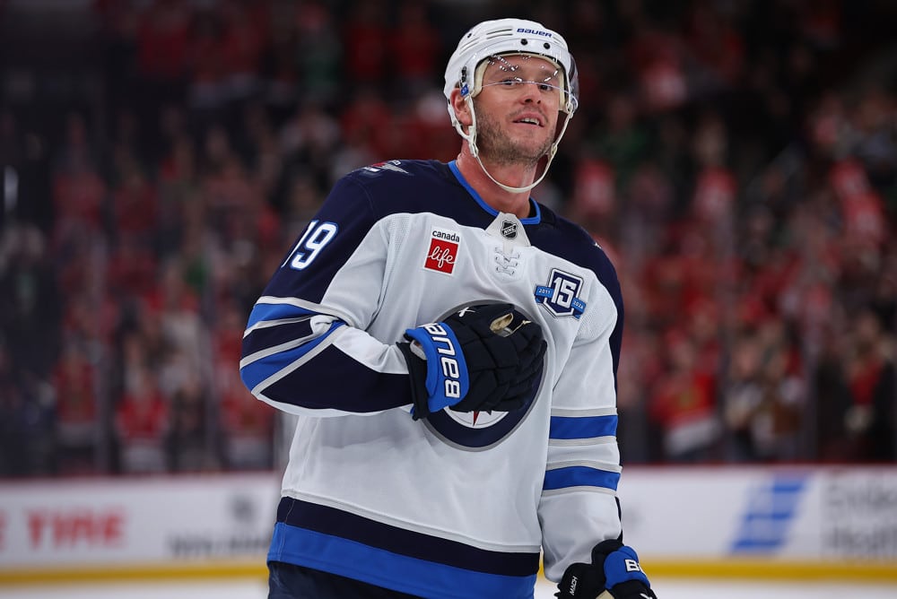 Jonathan Toews Receives Epic 4-Minute Standing Ovation in Return to ...